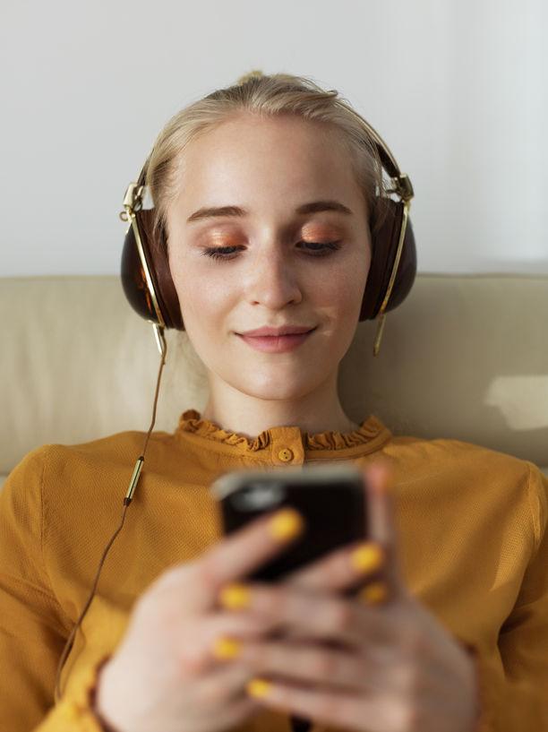 Start Your Day Right With These 17 Soul-Soothing Podcasts – Bed Threads